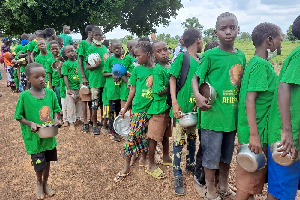 Dzieci Afryki » NASZA PAMIĘĆ NIE NAPEŁNI BRZUSZKÓW DZIECI-en