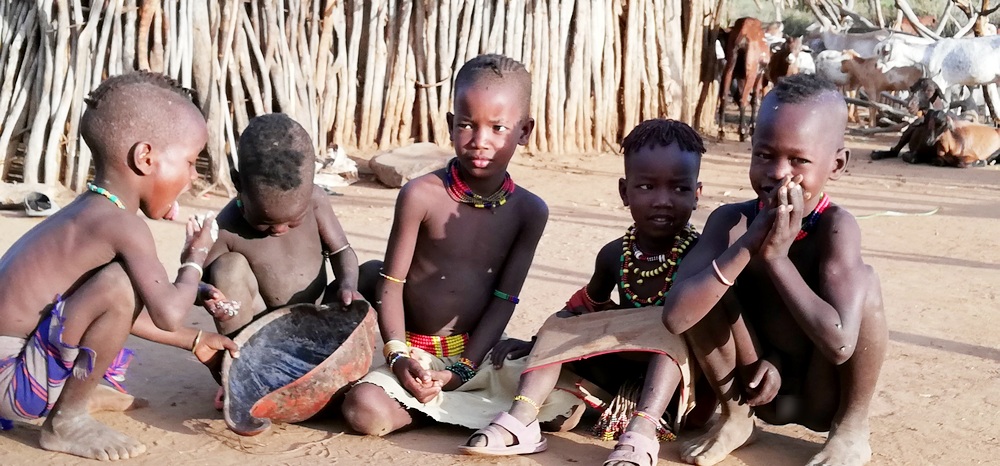 Dzieci Afryki » NASZA PAMIĘĆ NIE NAPEŁNI BRZUSZKÓW DZIECI-en